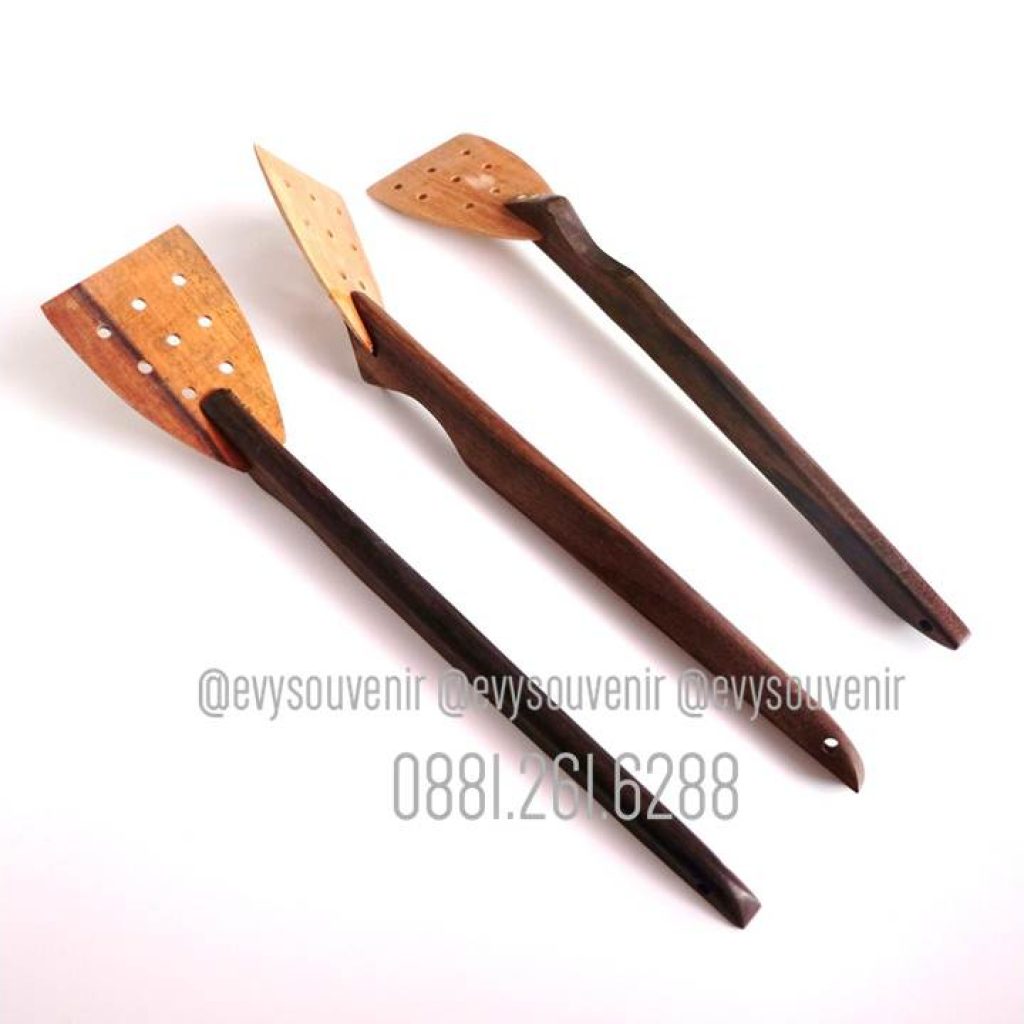 Souvenir solet besar lubang putih – Evy Souvenir