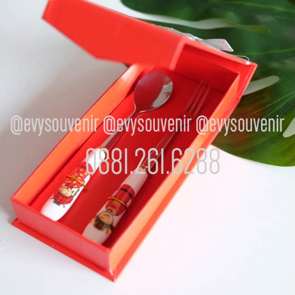 Souvenir garpu box merah – Evy Souvenir