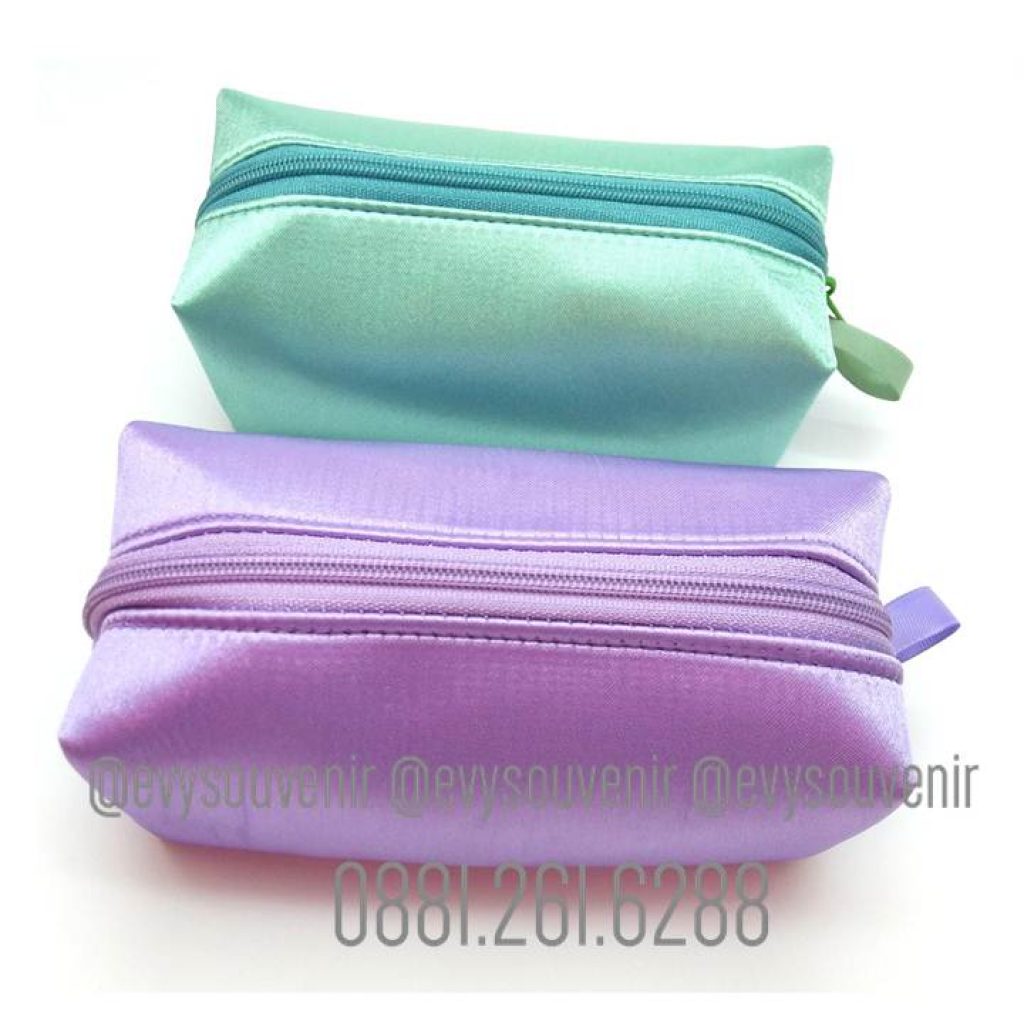 Souvenir dompet make up satin – Evy Souvenir