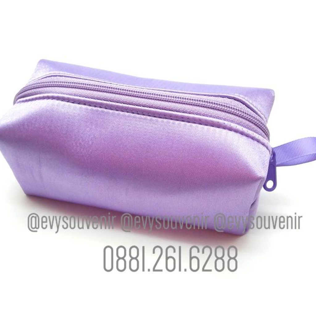 Souvenir dompet make up satin – Evy Souvenir