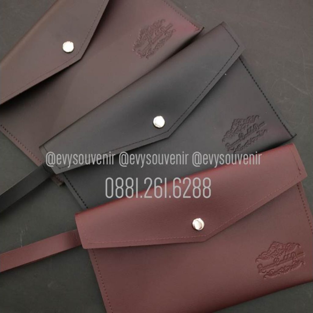 Souvenir Clutch Vika Box Tertutup – Evy Souvenir