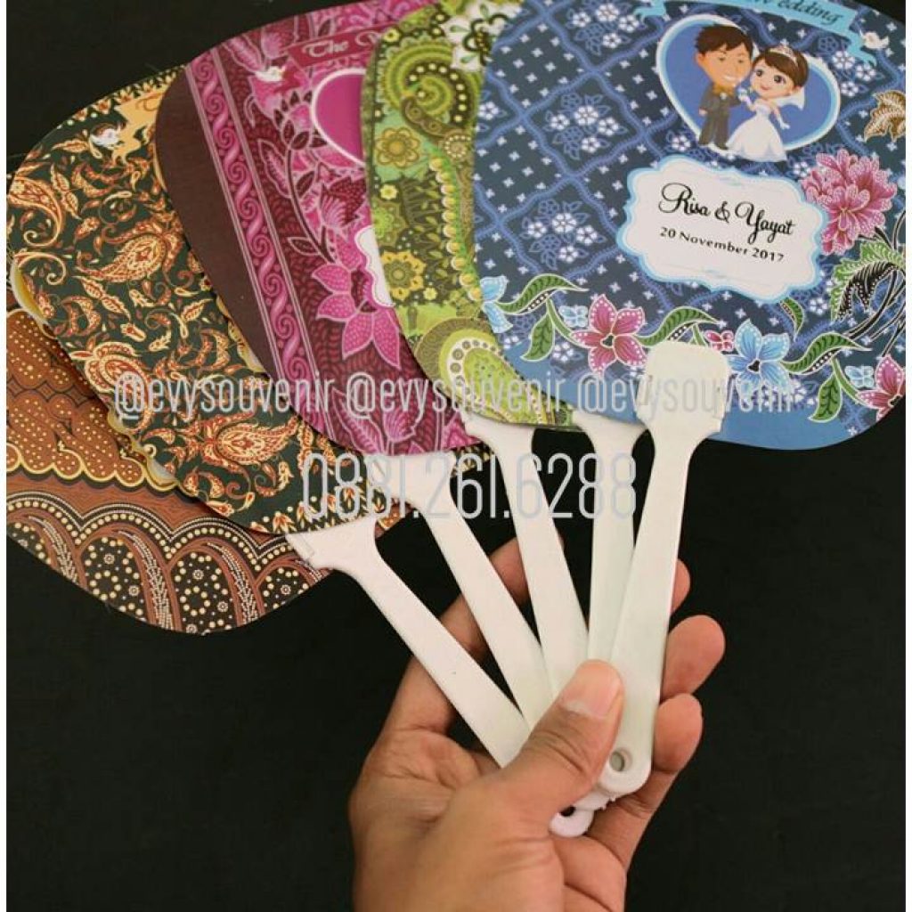 Souvenir Kipas Couple – Evy Souvenir