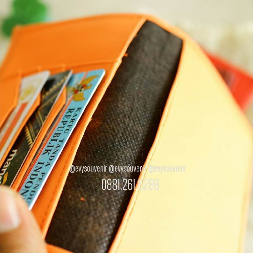 Souvenir Dompet Paspor – Evy Souvenir