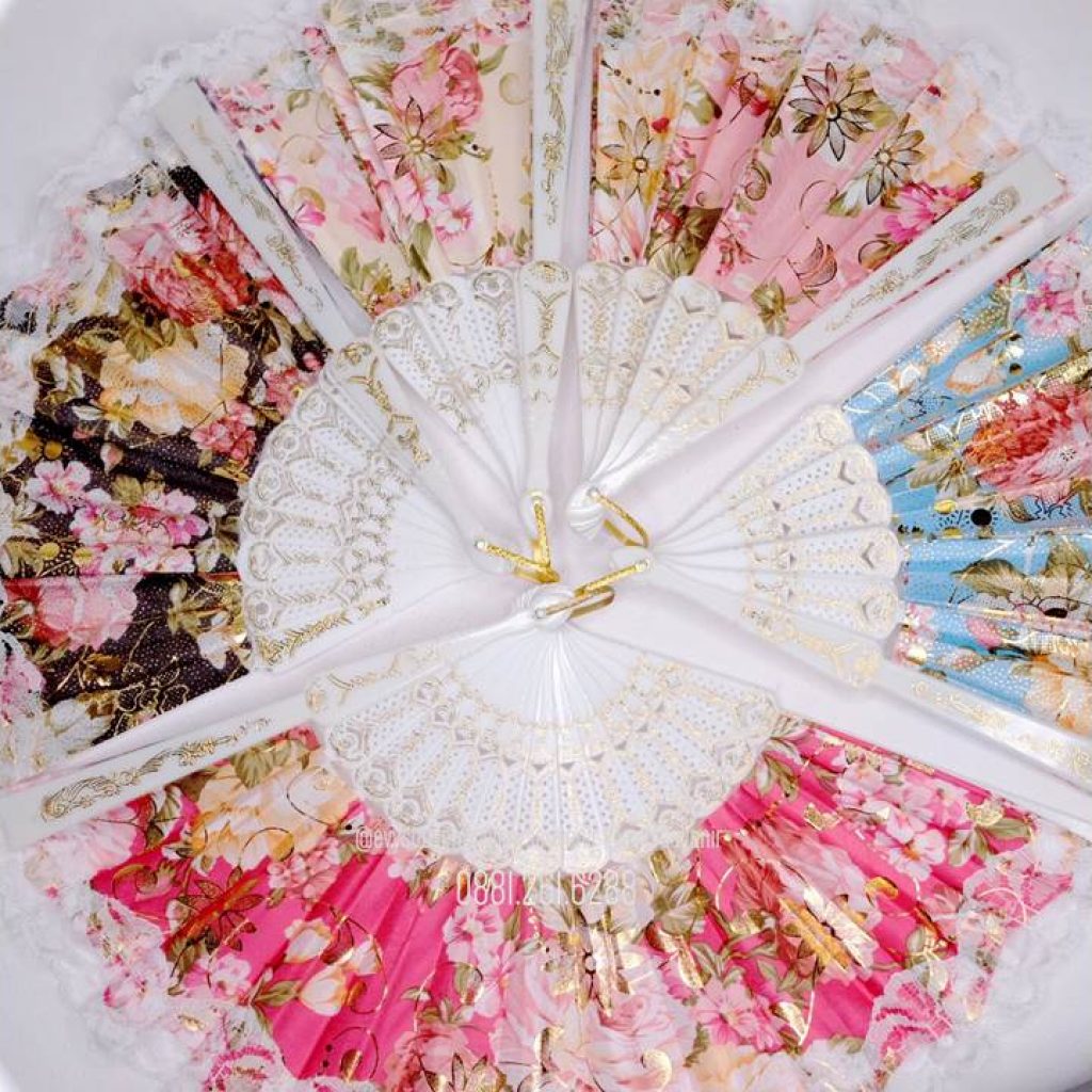 Souvenir Kipas Glitter Bunga Renda Gagang Putih – Evy Souvenir