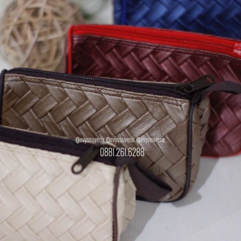 Souvenir Dompet Anyam Kecil – Evy Souvenir