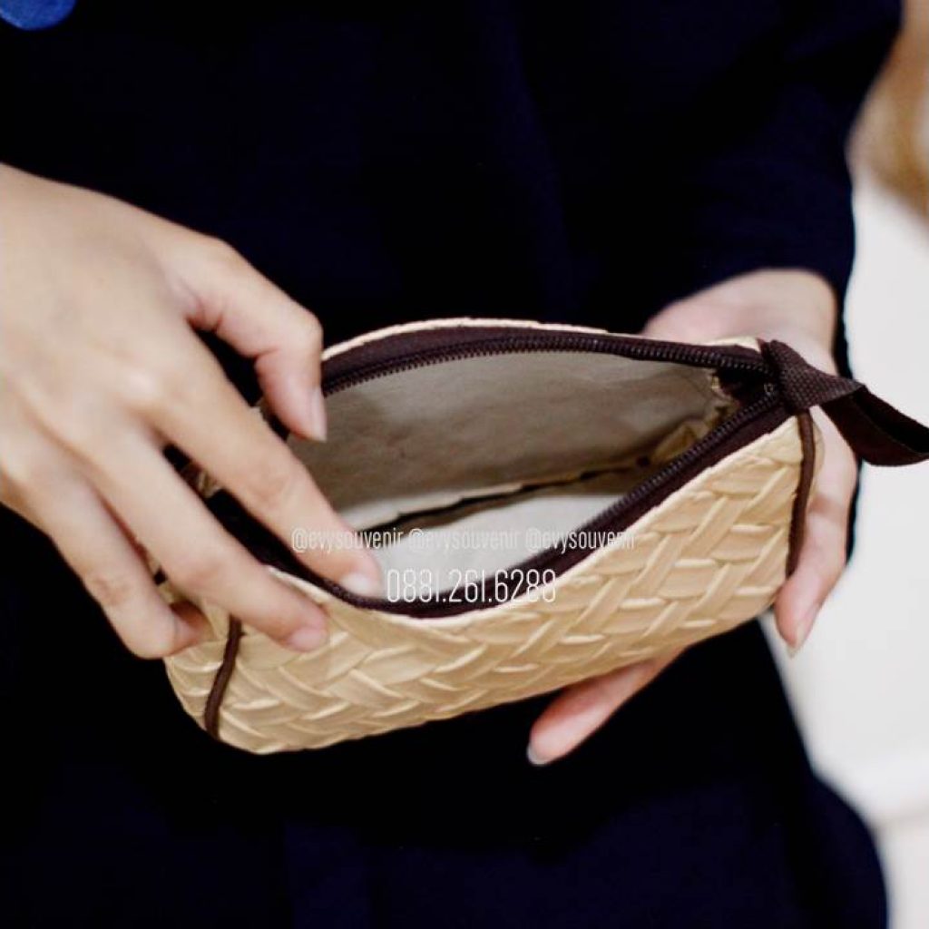Souvenir Dompet Anyam Kecil – Evy Souvenir