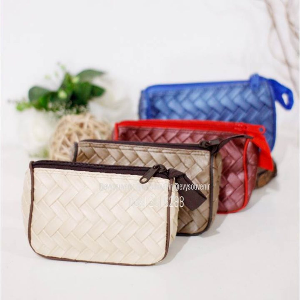 Souvenir Dompet Anyam Kecil – Evy Souvenir