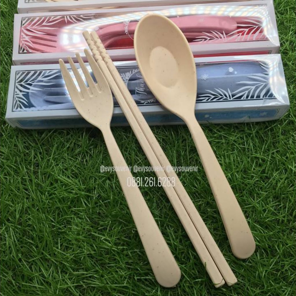 Souvenir Sendok Garpu Sumpit Jerami Mika – Evy Souvenir
